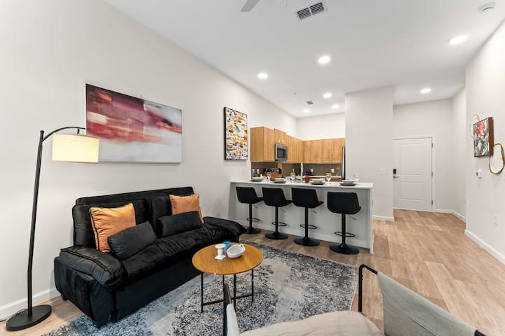 Modern Oasis | King Bed • Pool & Gym • Near Epic U - Orlando
