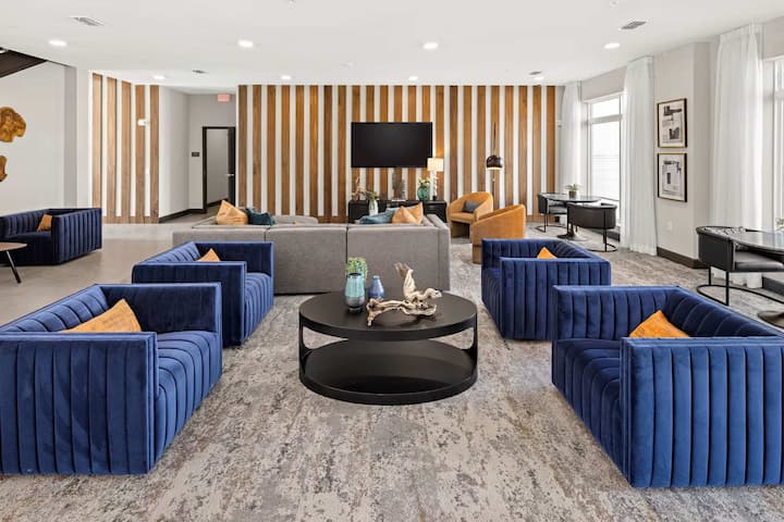 Modern Oasis | King Bed • Pool & Gym • Near Epic U - Orlando, FL