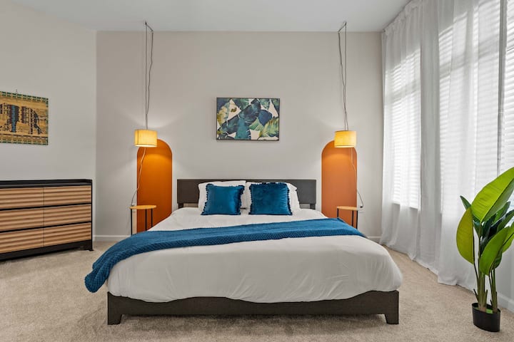 Pet-friendly | King Bed • Pool • Gym • Near Epic U - Orlando