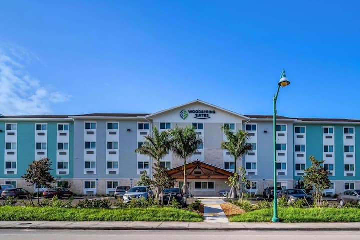 Near Downtown Naples | Free Parking & Pet-friendly - Naples, FL