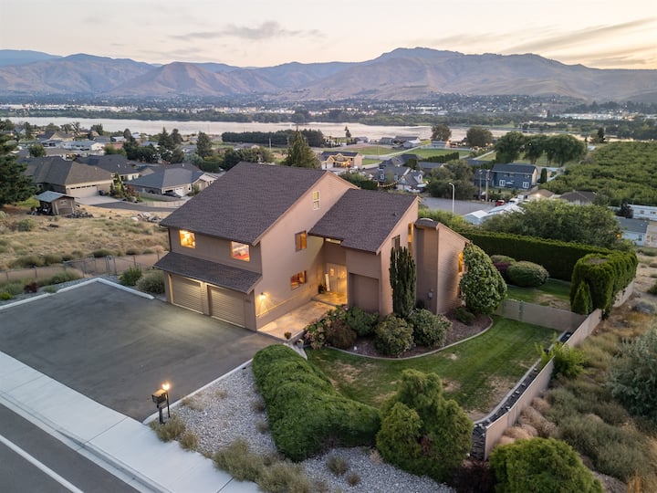 Apple Capital Getaway W/ River & Mountain Views - Wenatchee, WA