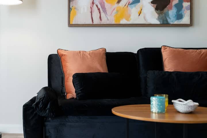 Modern 2br Retreat | King Bed • Pool • Epic U 10 M - Amway Center
