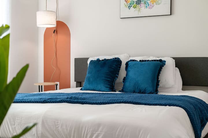 Modern 2br Retreat | King Bed • Pool • Epic U 10 M - Orlando, FL