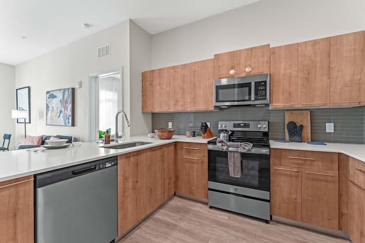 Family 2br Oasis | Sleeps 6 • King Bed • Pool&gym - Orlando, FL