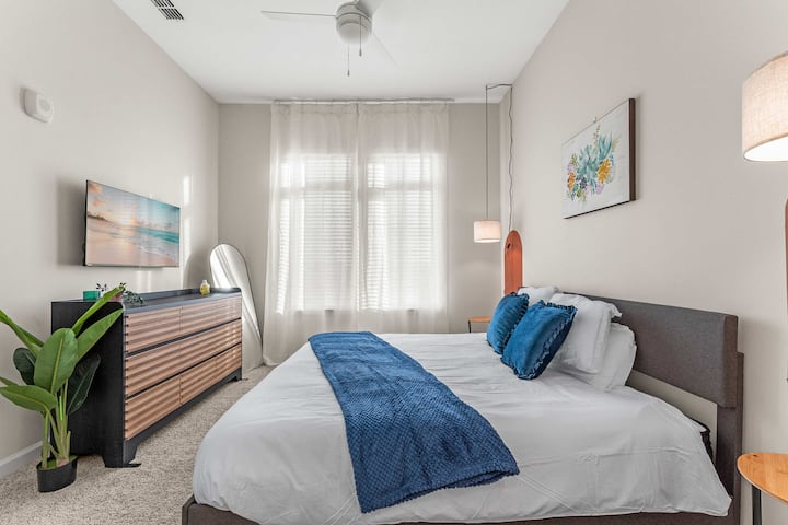 Family 2br Oasis | Sleeps 6 • King Bed • Pool&gym - Orlando