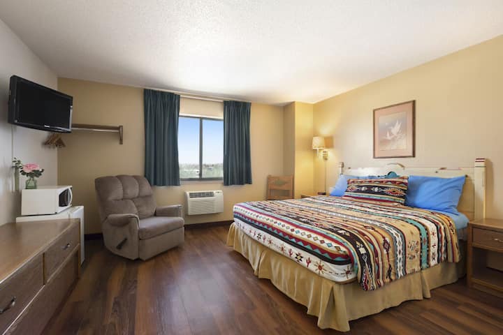 King Bed | Super 8 Las Vegas | Near Hot Springs - Las Vegas, NM