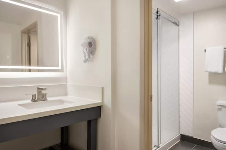 King Bed | Ramada Anaheim | Free Breakfast - Anaheim, CA