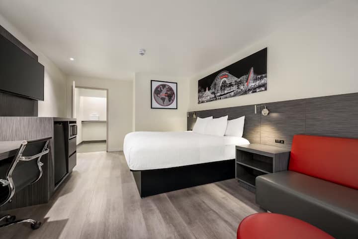 King Bed | Ramada Anaheim | Free Breakfast - Anaheim, CA
