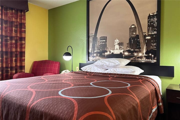 King Bed | Super 8 Jacksonville | Free Breakfast - Jacksonville, IL