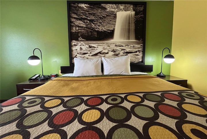 Super 8 Jacksonville | Queen Bed | Near Airport - Jacksonville, IL