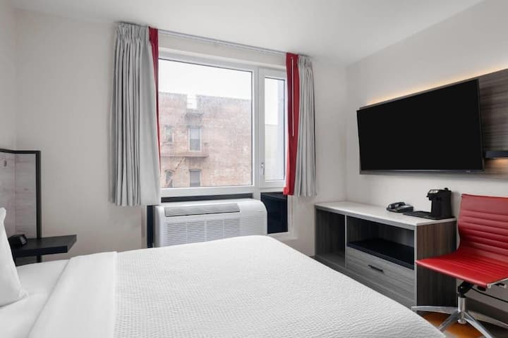 Ramada Brooklyn | Queen Bed | Near Barclays Ctr - Brooklyn, NY