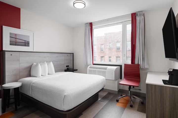 Queen Bed | Ramada Brooklyn | Near Flatbush Ave - Brooklyn