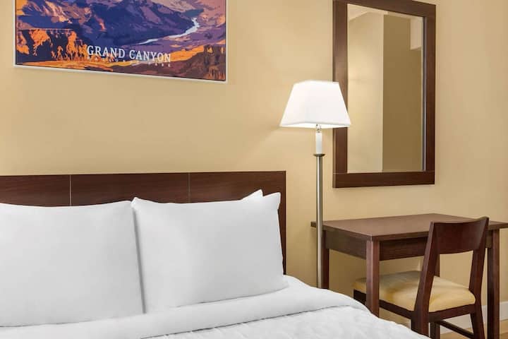 King Bed| Travelodge Presidio Sf| Budget-friendly - San Francisco, CA