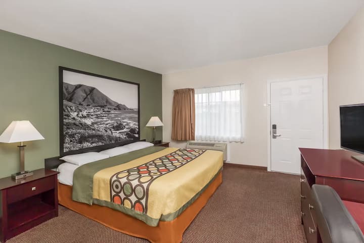 Super 8 Monterey | King Bed | Near Cannery Row - Monterey, CA
