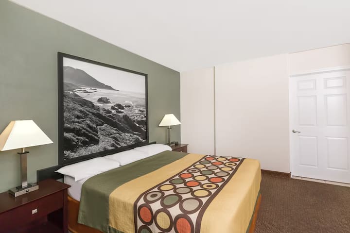 Queen Bed | Super 8 Monterey | Free Parking - Monterey, CA