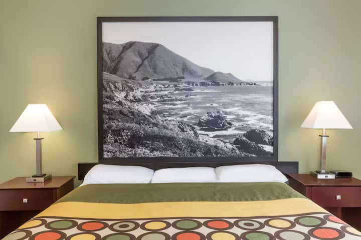 Super 8 Monterey | Queen Bed | Near Hwy 1 And 68 - Monterey, CA