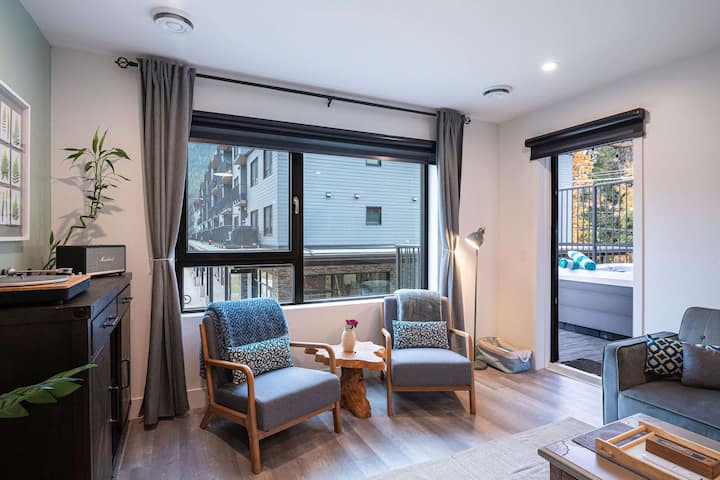 Tu Casa - 2 Bedroom Condo With Private Hot Tub - Revelstoke Mountain Resort