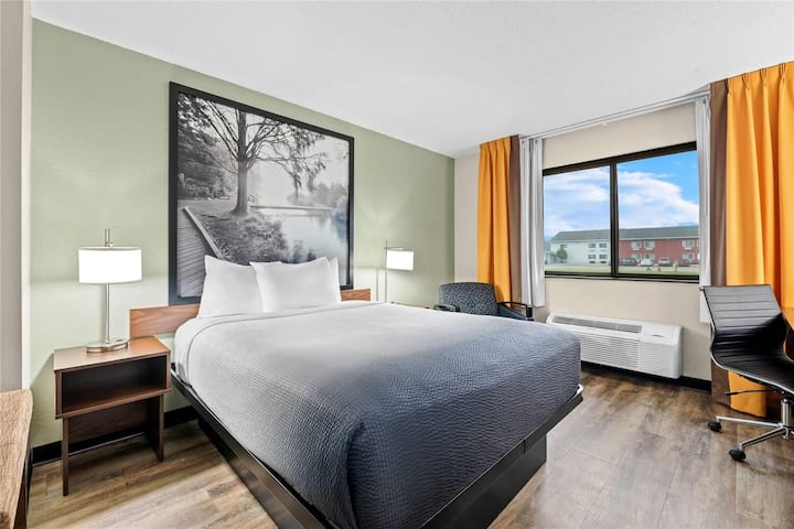 Queen Bed | Super 8 Alexandria | Near Downtown - Alexandria, MN