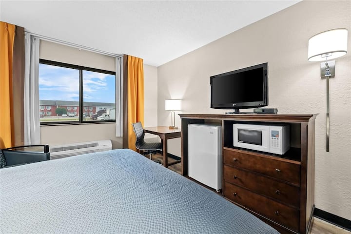 Queen Bed | Super 8 Alexandria | Near Downtown - Alexandria, MN