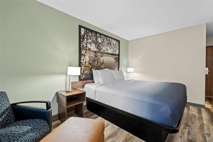 King Bed | Super 8 Alexandria | Scenic Lakes - Alexandria, MN