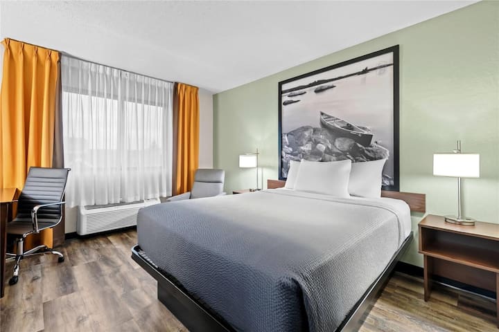 Super 8 Alexandria | King Bed | Near Lakes - Alexandria, MN