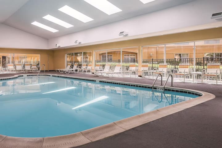 La Quinta Chapel Hill | Deluxe King Suite Comfort - Hillsborough, NC