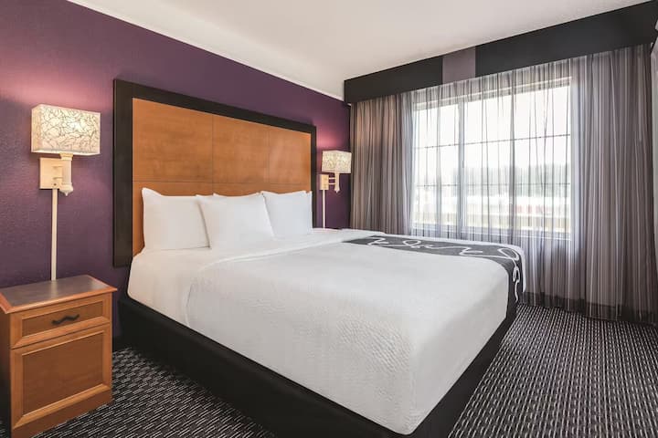 King Exec Suite | La Quinta Univ Area Chapel Hill - Hillsborough, NC