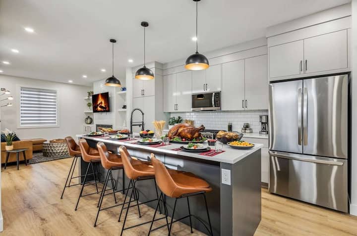 Indoor Fireplace • 3 Kings • Free Parking • Desk - Calgary