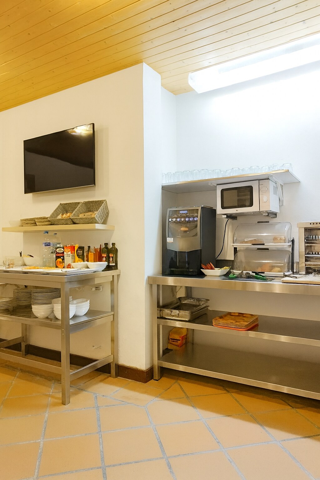 Double Room with Double Bed - Hostels for Rent in Sierra Nevada ...