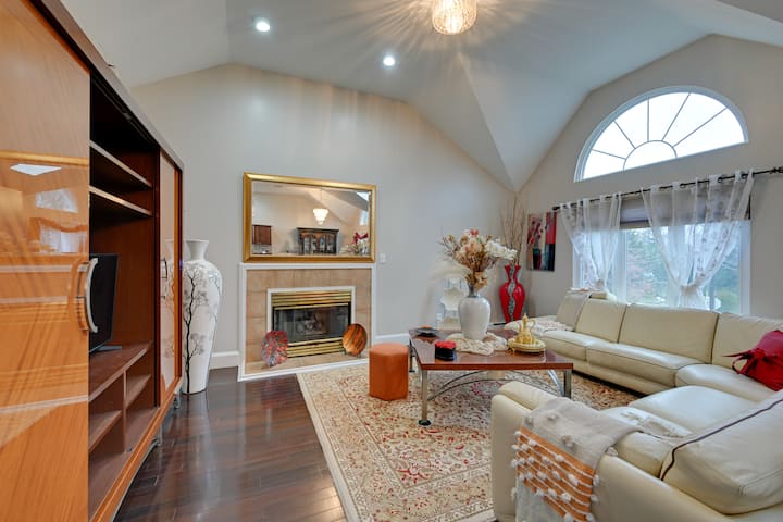 Near Hospitals & Universities: Baldwin Apt W/ Deck - Freeport, NY