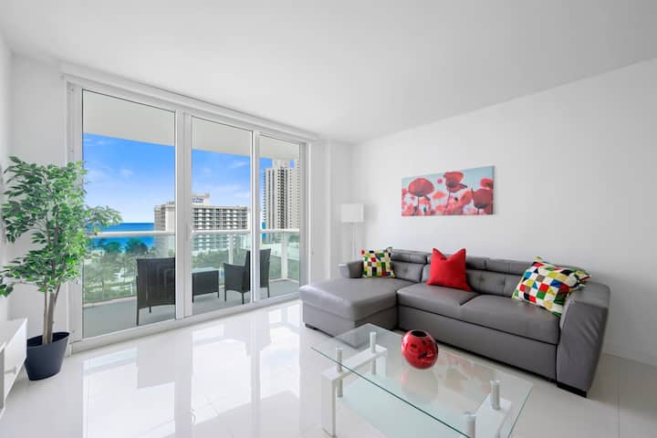 Premium Oceanview With Den, Steps From Beach & Par - Sunny Isles Beach, FL