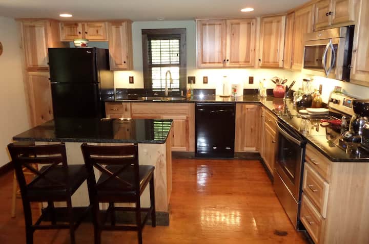 Unplug & Reset! Remote, Historical And Renovated - Beaver Lake, AR