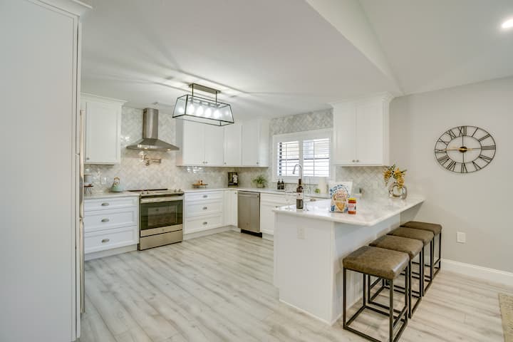 4 Mi To Siesta Key: Family Getaway W/ Balcony - Venice, FL