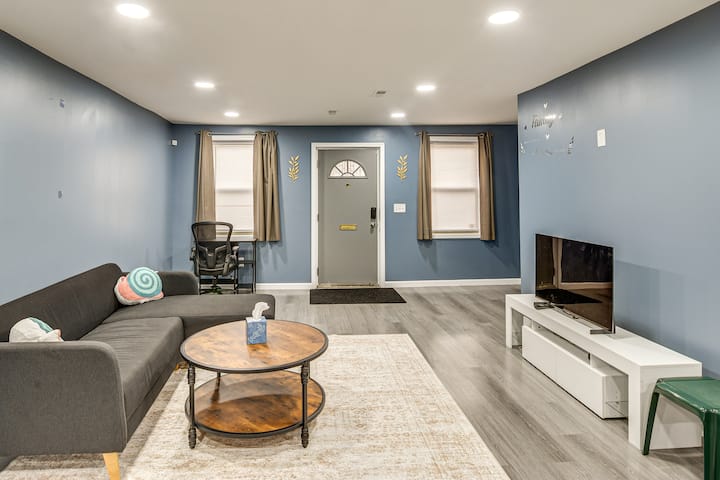 Pet Friendly! Nw Philly Rowhouse W/ Fenced Yard! - Philadelphia, PA