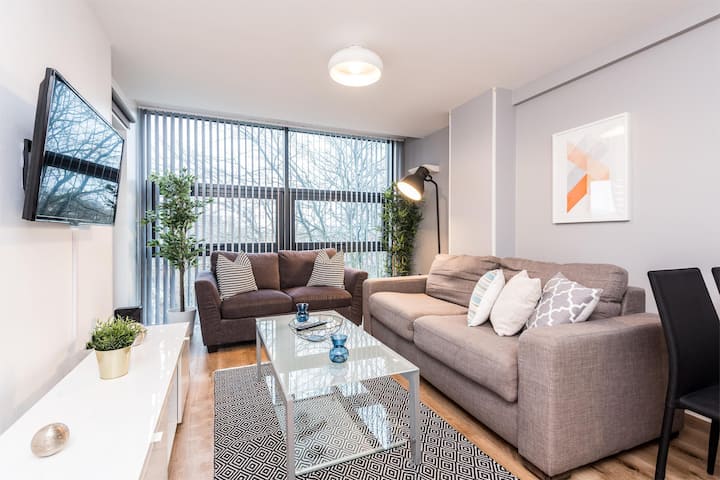 Central Modern 2br Flat With Parking & Balcony - Liverpool