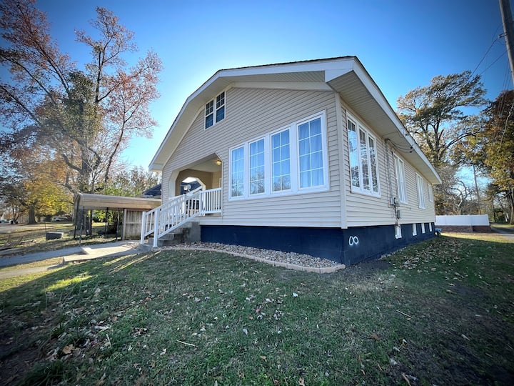 Rock & Relax! Music Note W/ Disco Lounge, Sleeps 8 - Marion, IL