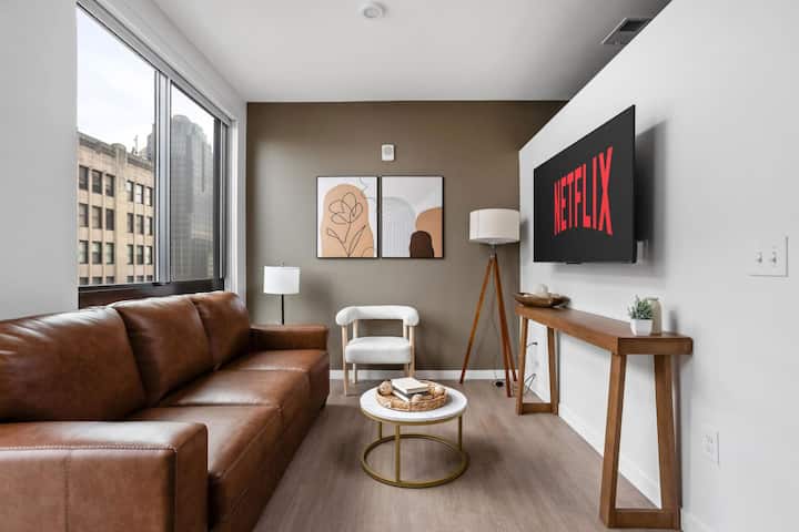 Central Indy 1bd Stay • Fee Parking+pool & Gym - Mars Hill, IN