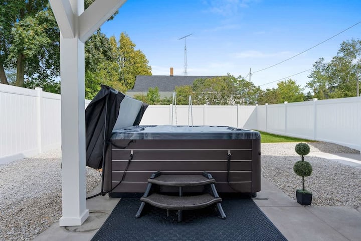 Beach Walk Home With Hot Tub And Fire Pit - Two Rivers, WI