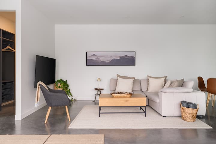 Modern 2br Retreat | Private Hottub | Scenic Views - British Columbia