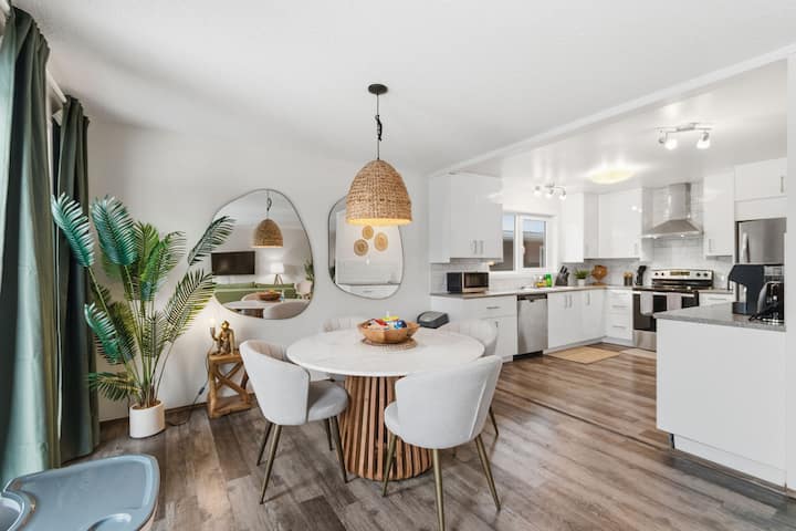 Mill - Cozy Main Floor Suite Near Whyte & Ravine - Edmonton, Canada