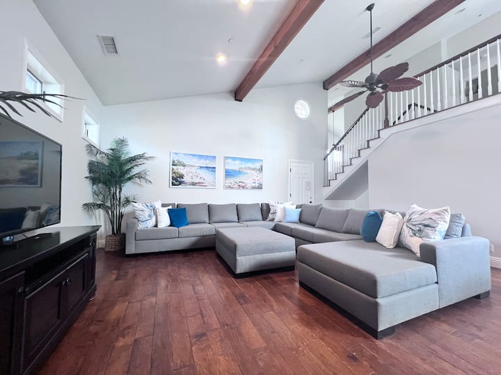 Fantastic Upgraded Home: 3 Ensuites, Pool/jacuzzi! - Anaheim, CA