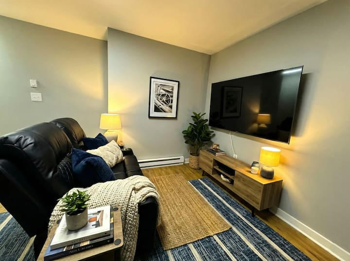 Historic Apt: King Bed & Workspace - Wilmington, DE