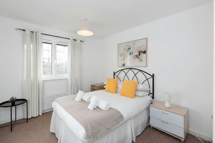 Free Parking | Central | 2 Bedrooms | Sleeps 4 - Livingston