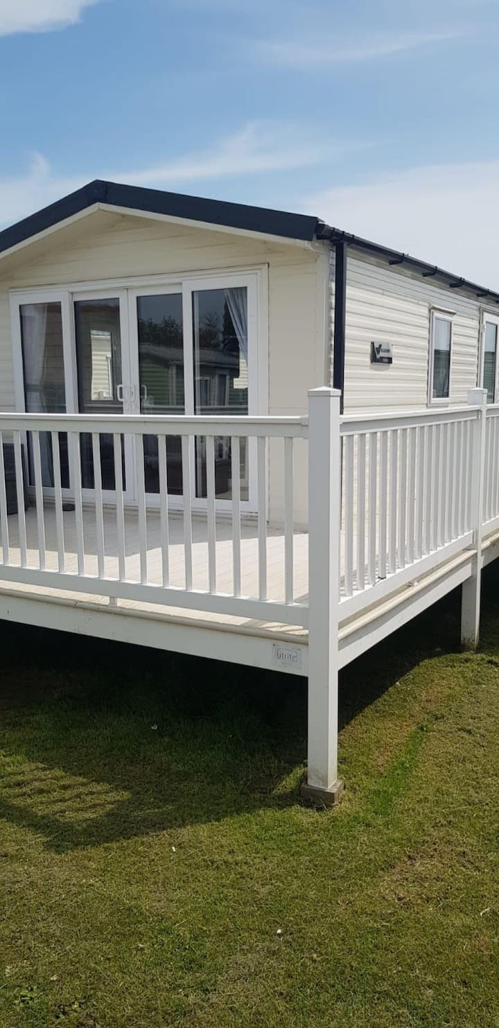 Caravan With Decking At Naze Marine Ref 17012rd - Walton-on-the-Naze
