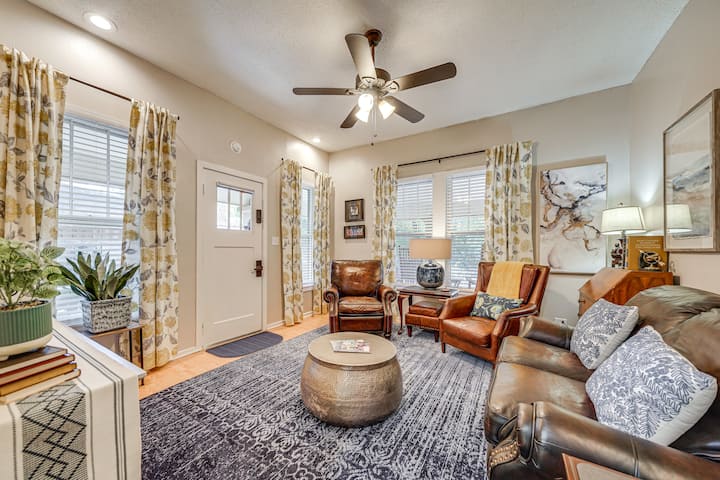 < 1 Mi To Dtwn Texarkana: Couple's Retreat W/ Yard - Texarkana, TX