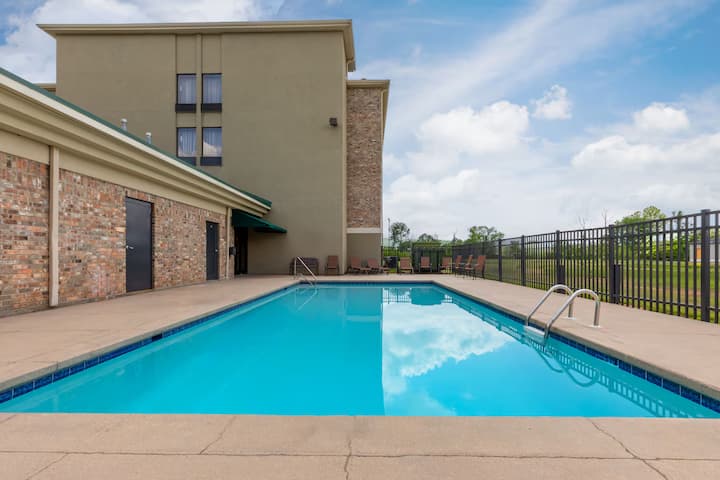 King Bed | Super 8 Alexandria | Near Downtown - Alexandria, LA