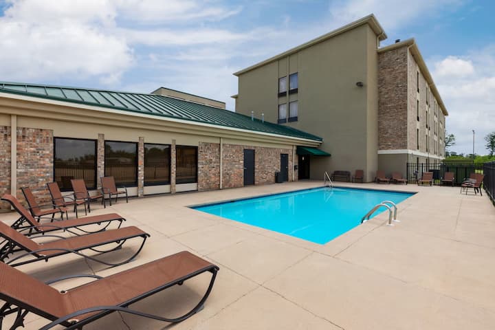 2 Queen Beds | Super 8 Alexandria | Family Stay - Alexandria, LA