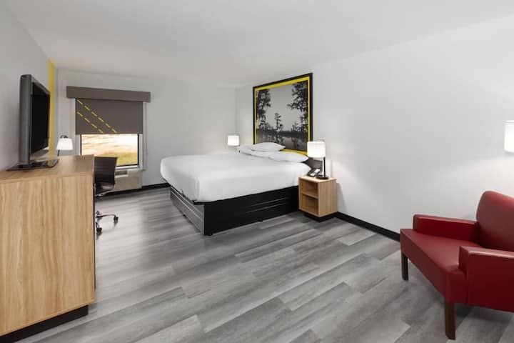 Super 8 Alexandria | King Bed | Near Airport - Alexandria, LA