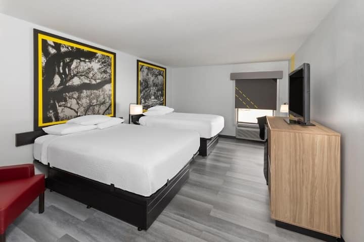 Super 8 Alexandria | 2 Queen Beds | Near Downtown - Alexandria, LA