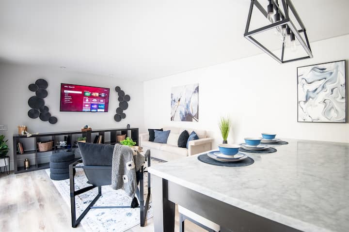 The Altamont Lookout: King Bed, Wifi, Scenic Views - Homewood, AL